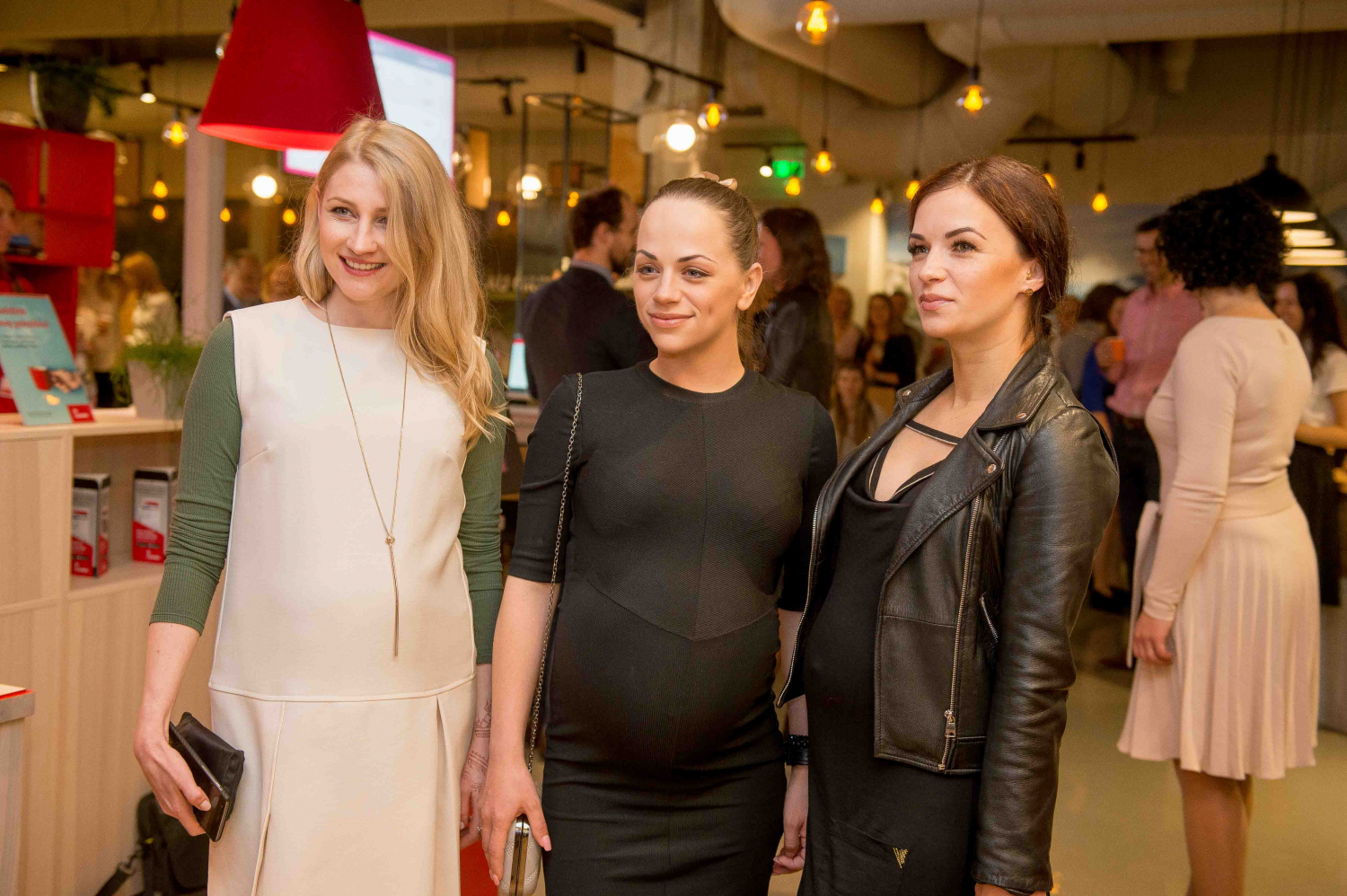 Grupės „Mokinukės“ narės ir vėl susibūrė: parodė suapvalėjusias formas ...