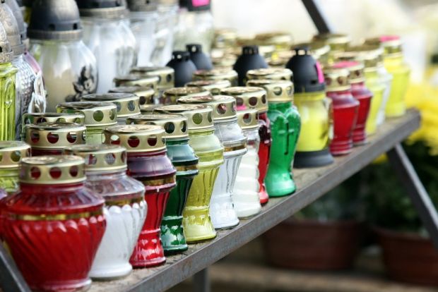 Sunkmečiu gyvas gėles kapinėse pakeitė dirbtinės | Alfa.lt